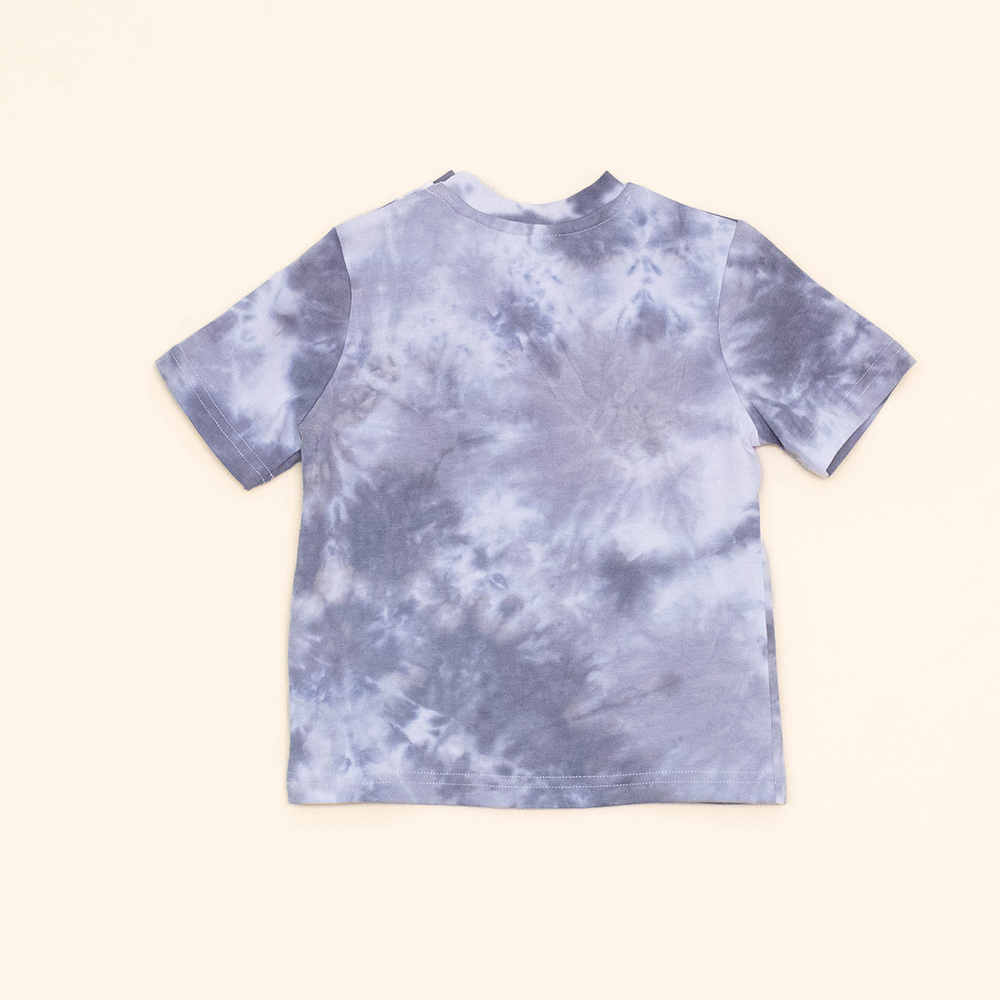 Franela Manga Corta Gris Teñida con Gráfico de Carita Feliz en el Bols ...